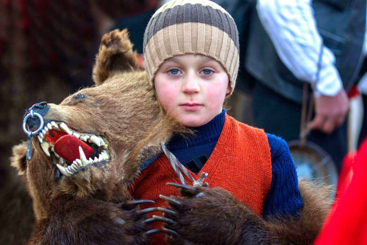 MEDVETÁNC | Új Nő